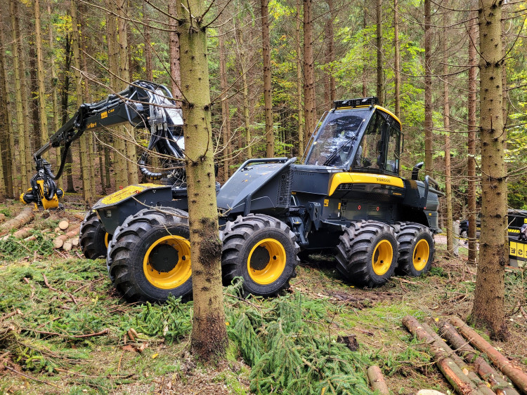 Extrémně efektivní stroj nejen do probírek, to je PONSSE Cobra ...